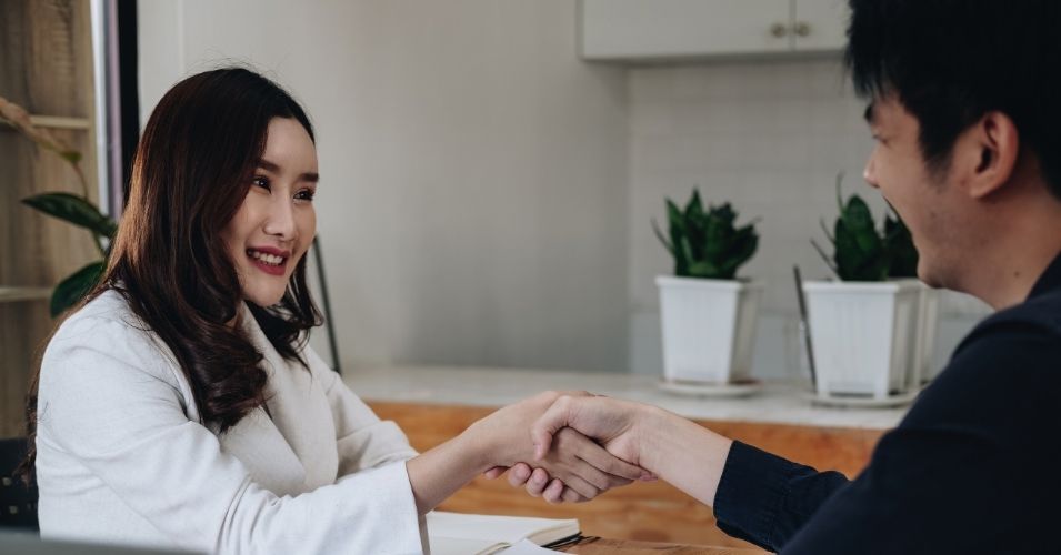 Learn to Meet New People Without Feeling Awkward - MelodyRepeat