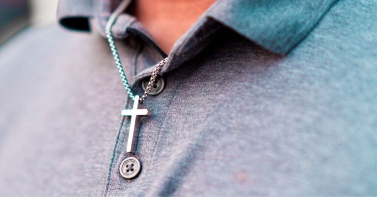Biblical Guidance on Wearing a Cross - MelodyRepeat